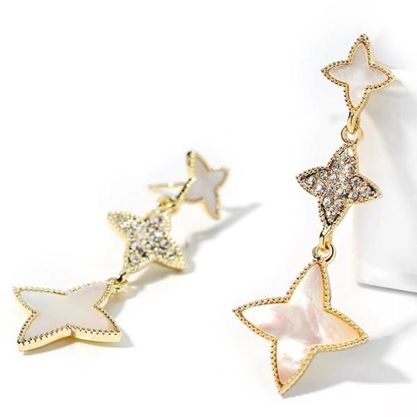 甘くなりがちなデザインにちょっと大人の表情をプラス。洗練された女性らしさをイメージさせます。身に着けやすい、華奢なシルエット。カジュアルからきれいめスタイルまで活躍してくれそうです。■商品詳細　　状　態：新品　　　材　質：スワロフスキークリ...