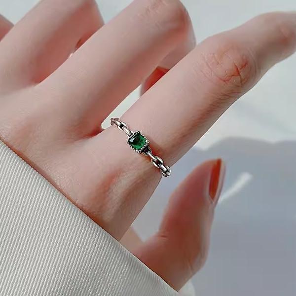 エメラルドカラーとアンティークシルバーの絶妙な組み合わせ、華やかな輝きを贅沢にあしらったリングです。 優しい雰囲気を感じさせる色調と、ほっそりとしたエレガントなデザインで指先を彩ります。 贈る人のサイズが分からない場合も、サイズの調整可能で...