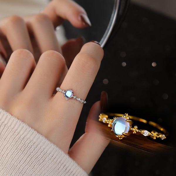 古代より「月の光が宿る石」として信じられてきたムーンストーン。月の満ち欠けによって、光の筋が変化すると言われます。中でも青色のシラーが見えるものを「ブルームーンストーン」と言い、青白く光を放つこちらのブルームーンストーンは、暗闇の中で美しく...