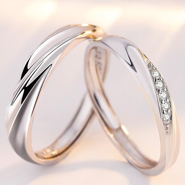 上品な輝きと洗練されたデザインを纏うリングこちらのリングは、滑らかなラインと繊細なディテールが特徴的なデザインで、大切な人とのペアリングとしてもお使いいただけます。特徴    サイズ調整可能：どなたの指にもフィットするように調整可能ですので...