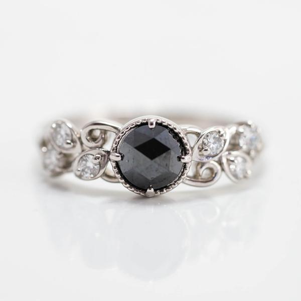 ブラックダイヤモンドの漆黒を指先に♪爆発的な人気を誇る、本物ブラックダイヤモンドと天然ダイヤモンドの贅沢な組み合わせ!!ローズカットを施したブラックダイヤの周りには、更にその輝きを際立たせるかのようなダイヤモンド。※注意・ブラックダイヤモン...