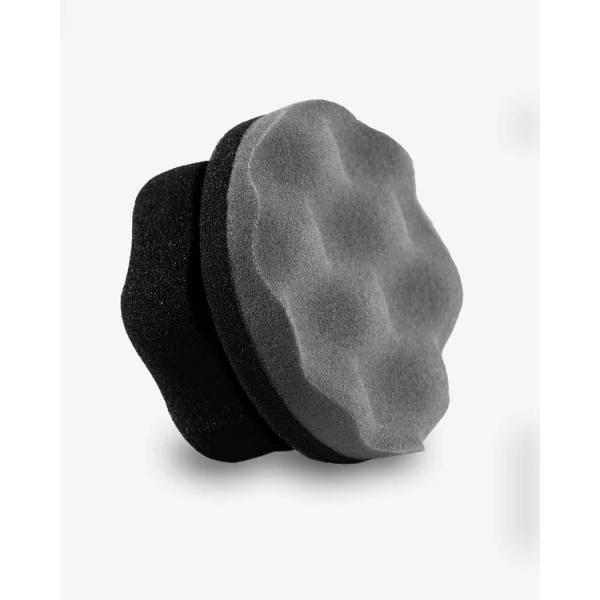 Adam’s Polishesのタイヤドレッシングを塗るアプリケーターです。耐久性、洗浄性、再利用性も高く、独自の波面パターンによってGraphene VRTやTire Shineを最適な状態で塗布することが出来ます。タイヤのディテイリング...