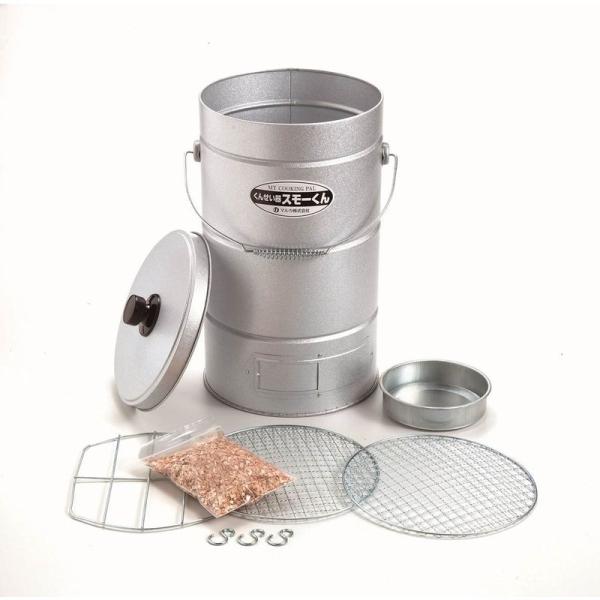 【商品名】　MARUKA(マルカ) くんせい器 スモーくん DX(デラックス)ロング シルバー 直径24.5×使用時高さ40cm 【商品説明】　・付属品:Sフック、焼網3枚、さくらチップ100g・原産国:日本・本体サイズ:直径24.5×高さ...