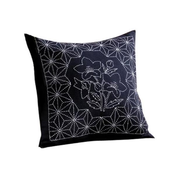 【商品名】　オリムパス製絲 刺し子クッション製作キット(桔梗と麻の葉)/258 【商品説明】　・主な製造国 :日本・対象性別 :男女共用・本体サイズ :約縦43ｃｍ×横43ｃｍ 【サイズ】　高さ : 1.80 cm　横幅 : 18.90 c...