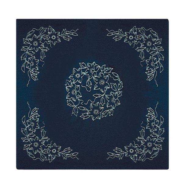 【商品名】　オリムパス製絲 刺し子キット テーブルクロス 紺 130 【商品説明】　・セット内容：刺し子糸、仕立済布、刺し子針、指抜き、説明書・出来上がりサイズ：約縦83cm×横83ｃｍ・所要時間目安：5&amp;#65374;6時間・用意...