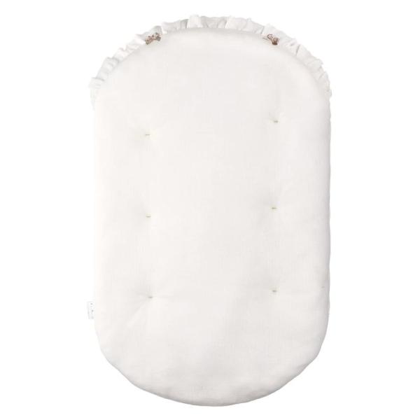 【商品名】　抱っこふとん フリル アイボリー 日本製 【商品説明】　・【素材】表・裏：綿100％、中：ポリエステル100％【製造国】日本・適度な厚みとやわらかさの抱っこふとんはフィット感や安定感に優れ、誰でも抱っこしやすくなる便利アイテムで...