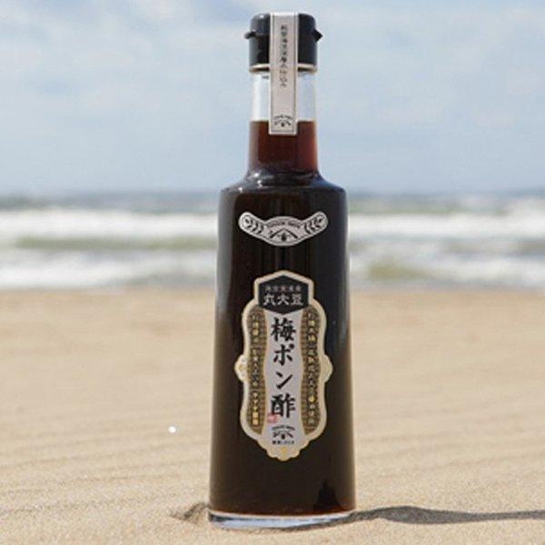風味豊かな味わいのぽん酢、肉に合う さっぱり梅ポン酢300mlです。地元産丸大豆をミネラル豊富な能登海洋深層水で仕込み、杉樽で二年間じっくりと発酵熟成させて搾ったヤマチ醤油自慢の天然醸造醤油 海風と時のたから と、紀州産の梅酢、梅果汁を使用...