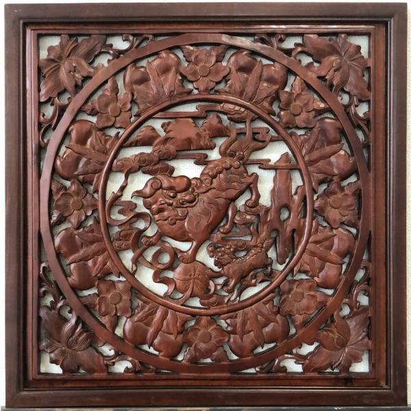中国手彫り彫刻パネル　片面彫刻　仕様：710×710mm　木製　ラッカー塗装壁掛、中華店舗装飾として使用できます。中国伝統技法による華やかな彫刻が施しております。