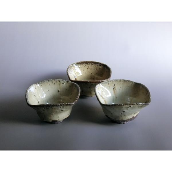 ゆらぎのある縁と、土味を感じる肌合い。ひとつずつ表情の異なる、手仕事ならではの小鉢です。サイズ：直径約9.5cm、高さ約6.5cm※電子レンジ、食洗機、オーブン：使用可能※必ず「お買い物ガイド」と「返品、交換について」をご一読の上、ご購入く...