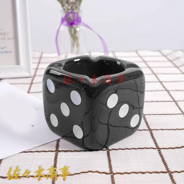 【発売日：2023年06月20日】かわいいダイスのデザインは一見、とてもかわいい灰皿です。見た目も美しく実用的で、灰皿としてだけでなく、オフィスや家庭のデコレーションとしてもお使いいただけます。品質いいセラミックを採用、クリエイティブな形状...