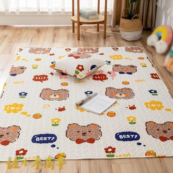 【発売日：2023年07月13日】【キルト加工】寝具ではよく見かける綿地素材をラグに応用。ラグの内面にはポリエステルをたっぷり入れているので、ふんわり快適な座り心地です。キルティング加工で、中の綿がよれる心配もありません。A45×45cm=...