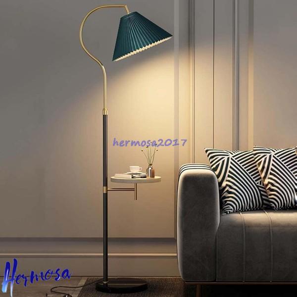 【発売日：2025年03月21日】【幅広い使用場所】寝室やリビングだけでなく、オフィス、カフェ、バーなどさまざまな場所にも適しています。【便利な収納スペース】リビングランプには、木製のトレイテーブルが付いているので、読書や勉強の際に必要なア...