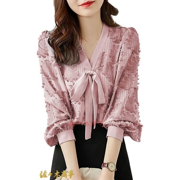 【発売日：2022年05月06日】柔らかな生地が快適な着用性を実現、気軽に着ていただけます。特徴のパフスリーブは気になる部分を可愛くして、高級も漂っています。落ち感があるから、上品などの場合に最適で、通勤には大活躍間違いないシャツです。シン...