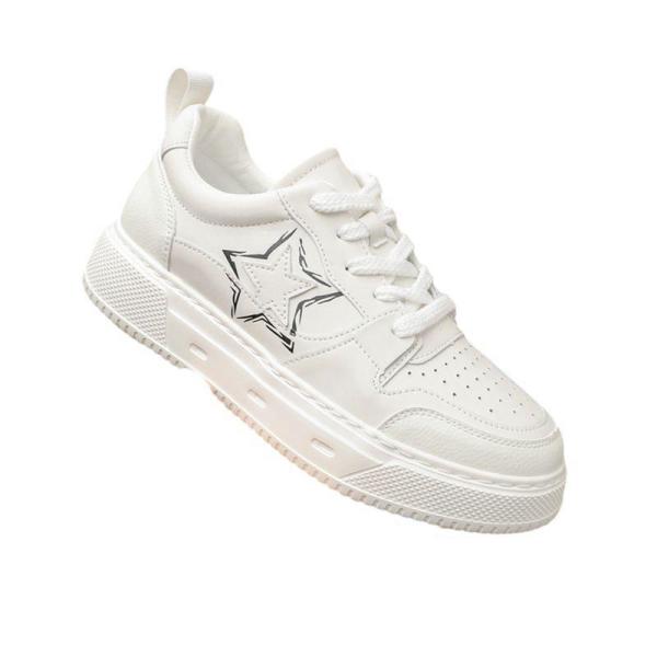 【発売日：2025年10月25日】【素材】アッパーに快適なPUレザー素材を採用。お手入れ簡単で通気性・吸収性に優れ、幅広の足にもフィット。落ち着いた色味でどんなコーデにも合わせやすく、季節を問わず履けるおすすめのスニーカー。【柔軟性】クセの...