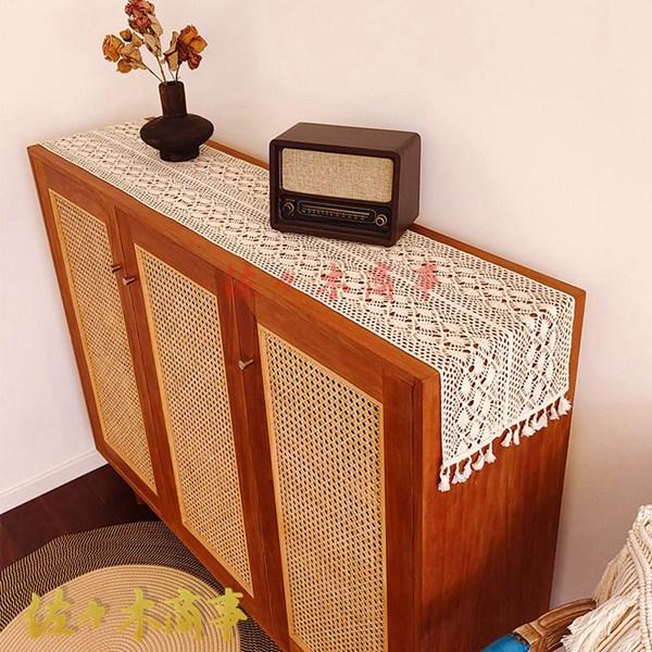 【発売日：2024年01月08日】★【手作り感たっぷり】手編みでシンプルなスタイルのテーブルランナーの色合いは優しい、手触りも心地良く柔軟です。１枚かけただけで、家の雰囲気がぐっと変わります。花瓶や鉢の下にドイリーを敷くとお花やグリーンが引...