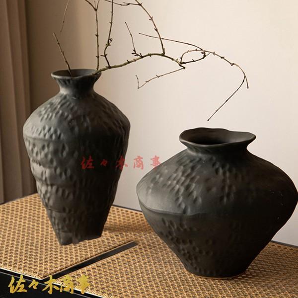 【発売日：2025年03月04日】職人の手作りによる高品質の陶器で,リビングルームに、和室や客間に、オフィスに、寝室に、玄関に、書斎に・・・シーンを選ばず、どんなお部屋も華やかに彩ります。サイズ：A：35*40　B：26*29cmこの装飾的...