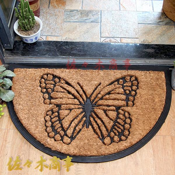 【発売日：2022年08月16日】サイズ: 450MM×750MM　ココナツ繊維でできた水はけのいいマットです。敷き詰められた繊維が靴の汚れを落としてくれるので、玄関やベランダなどに最適です。【高級の素材】高品質なポリプロピレンを表面材質と...