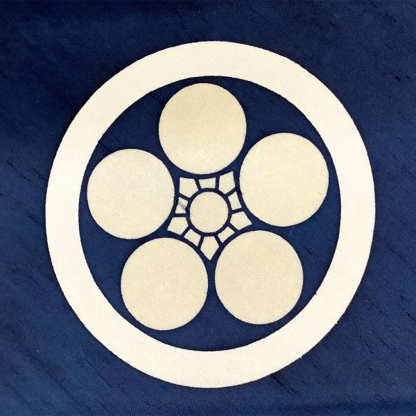 ふろしき 風呂敷 冠婚葬祭 コンパクト 家紋入り 特価品 絹100％ 箱なし 訳アリ商品【家紋】-丸に梅鉢【 サイズ 】-三巾-(約105cm角)祝儀袋を風呂敷や袱紗（ふくさ）で包むのは、渡す相手に礼節を重んじています。という心遣いを表して...