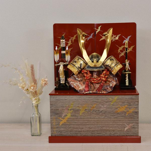 【サイズ】箱飾り：横幅42×奥行33×高さ55cm平飾り：横幅40.5×奥行32.5×高さ33cm箱のみ：横幅42×奥行33×高さ22cm「端午の節句」とは、もともと古代中国の季節行事「五節句（七草の節句、桃の節句、端午の節句、竹（笹）の節...