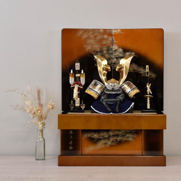 【サイズ】箱飾り：横幅50×奥行35×高さ66cm平飾り：横幅50×奥行35×高さ49cm箱のみ：横幅50×奥行34×高さ23cm「端午の節句」とは、もともと古代中国の季節行事「五節句（七草の節句、桃の節句、端午の節句、竹（笹）の節句、菊の...