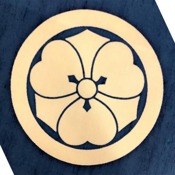 ふろしき 風呂敷 冠婚葬祭 コンパクト 家紋入り 特価品 絹100％ 箱なし 訳アリ商品【家紋】-丸に剣片喰【 サイズ 】-2.4巾-(約90cm角)祝儀袋を風呂敷や袱紗（ふくさ）で包むのは、渡す相手に礼節を重んじています。という心遣いを表...