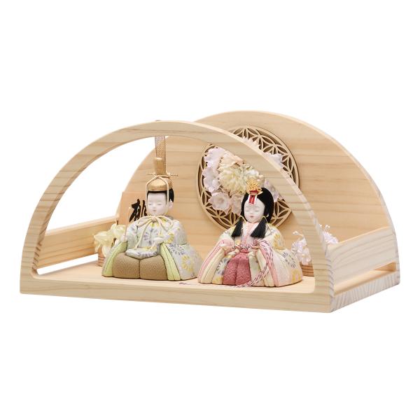 【 サイズ 】横幅28×奥行18×高さ15cm雛人形の意味・由来・歴史初節句とは、日本では元々「ひいな遊び」という遊びで使ったワラや紙で作った人形（ひとがた）でした。この人形に厄（やく）や災いを移し、川や海へ流す流し雛（雛人形）が始まり、今...