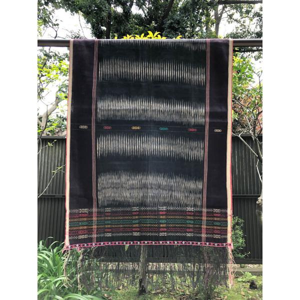 1992年頃のスマトラ島バタック民族のイカット（布）です。サイズは63cm×160cm 房15cmスマトラ島バタック人は山岳地帯に移住していたことから外部の影響が少なく独自の文化が守られてきた部族です。人生の節目には必ず大きな役割を果たすウ...