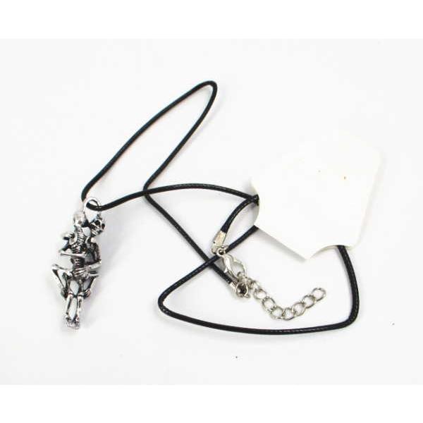 ペンダントネックレス　“LOVE FOREVER 骨まで愛して”　スケルトンが抱き合っています　名付けて“LOVE　FOREVER”骨まで愛してサイズ：４ｃｍ　１０ｇ　紐長４５〜４８ｃｍ