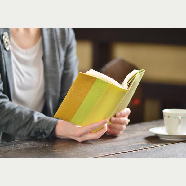 大好きな本を汚れから守るブックカバー。布製なので滑らずに手にじっくりと馴染みます。もちろん！汚れたら洗濯もできます！文庫本サイズ（縦：16cm）綿100％洗濯可能※柄位置が写真と異なる場合がございます。＜送料について＞こちらの商品は6枚まで...