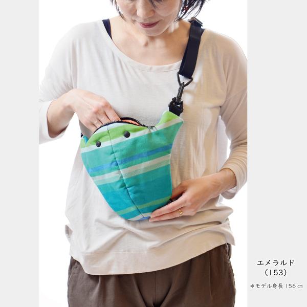 「コドモサガリ」は、身体にぴったりと添うデザインで斜め掛けやウエストポーチとして使えます。 ■仕様約140g／内寸W15cm×H20cm／ファスナー開閉／ショルダー紐つき（調節可）／綿・ポリエステル／洗濯×※ストライプの縦位置が写真と異なる...