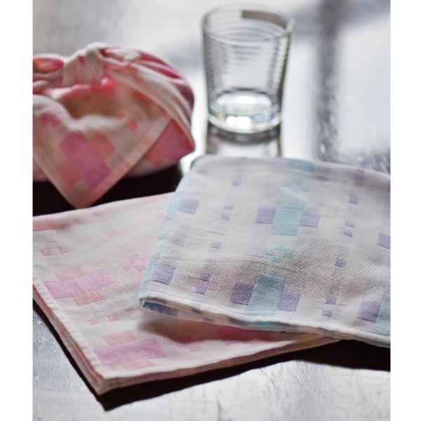 人気の二重織ガーゼ素材のハンカチです。使うほどに柔らかく、吸水性もアップするのが特徴です。以前よりもたっぷりとしたサイズになりました。約W43cm×H43cm／綿100％／洗濯〇※仕上げの状況により多少サイズの違いがございます。