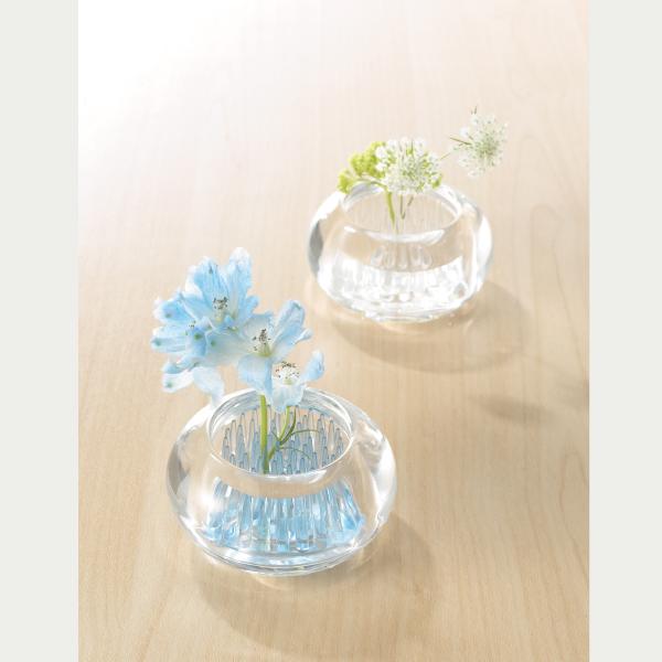 道端の名もなき花を摘んで帰る。それは楽しいみちくさ。ガラスベースとやわらかい剣山のセットです。普通の花瓶では飾れない、短くなってしまった最後の蕾まで楽しめます。約190g／φ6.7cm×H3.7cm／本体：バリウムガラス、樹脂パーツ：ポリカ...