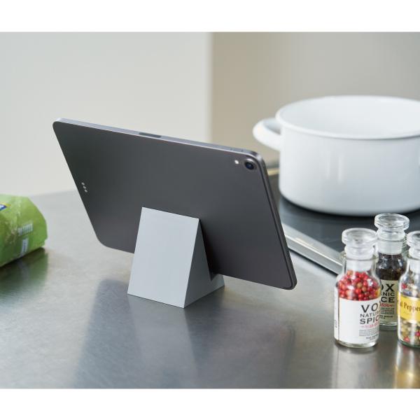 タブレットやスマートフォンを立てて画面が見られるスタンドです。2段階（約6度）で角度が変えられます。滑りにくく、柔らかい素材で机やタブレットにキズが付きません。重量：63g約W7cm×H9cm×D8cm素材：熱可塑性エラストマー対応サイズ：...