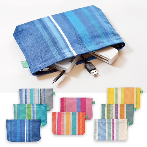 ■サイズ：14×20×底マチ3cm■素材：綿100％（プラネテ）柄位置が異なる場合があります。収納力のある使いやすい大きさのポーチカラフルなストライプでバッグの中もおしゃれに！ファスナーの色までこだわった商品。【プラネテ（盛夏の布）】夏の明...