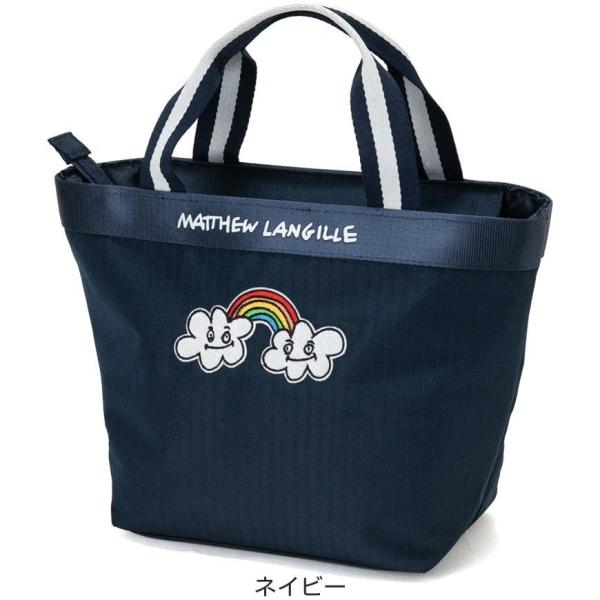 ニューヨーク アーティスト『Matthew Langille』の ポップ で かわいいラウンドバッグ付属のワッペンで自分好みにカスタマイズ可能！スペック・素材：ポリエステル・サイズ：W33X D13X H22cm・カラー：ネイビー他にもゴル...