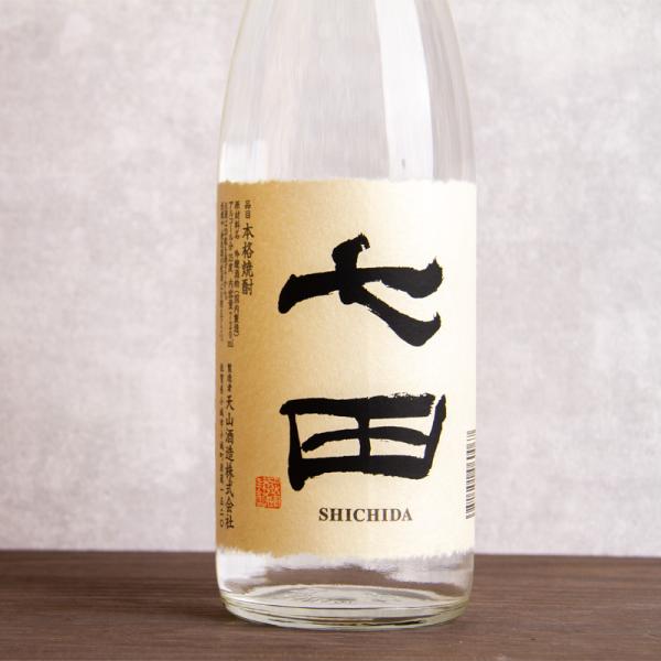 七田の本格焼酎大吟醸・吟醸酒の酒粕のみを使用し減圧蒸留を行いました。吟醸酒の持つフルーティーで華やかな香りと上品でまろやかな口当たりと味わいの吟醸酒粕焼酎です。ロック、ハイボールはもちろんカクテルベースのお酒としても楽しんでいただけます。・...