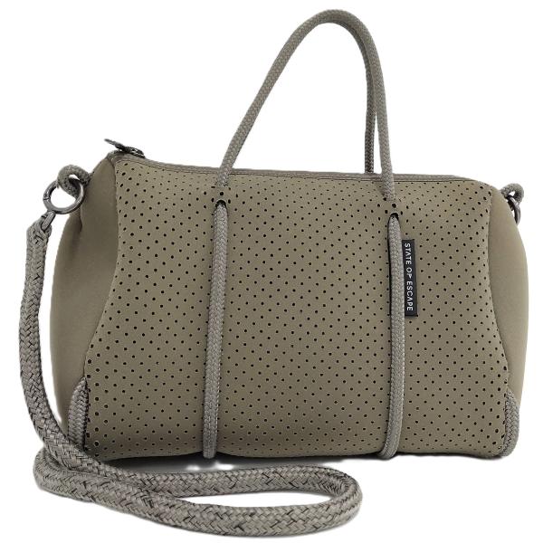 ◆商品ランク中古AB◆商品情報・カラー：カーキ・素材/ライン：レザー・サイズ：最大約 W26×H18×D12(cm)・ショルダーの長さ：最大約106(cm)※多少の誤差はご了承下さい。◆付属品--◆状態・画像の通り、汚れ、破れ、スレ、ほつれ...