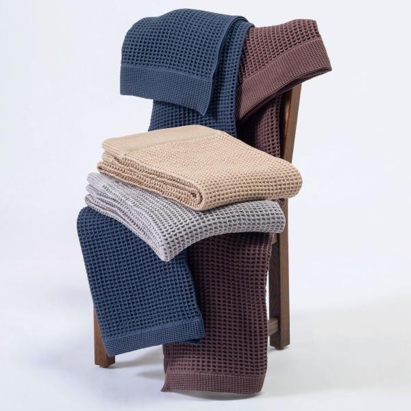 商品情報【商品名】タオルケット ワッフルケット【組成】綿１００％【サイズ】１４０ｃｍ×１８０ｃｍ【カラー】グレー・ベージュ・ブラウン・ネイビー・新色ピンク・新色ブルー【重さ】２４０匁【原産国】日本製【ワッフル織り】凸凹生地と空気の層で快適！...