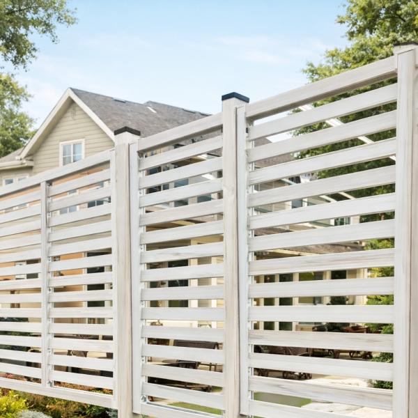 【発売日：2026年03月06日】☆旭興進の大人気レシナgラティスにルーバータイプが登場吸水率が極めて低いウッドプラスティックは、雨をはじき耐久性◎軽くて扱いやすく、木目仕上げでお庭の雰囲気を壊さず調和してくれます。防腐処理や塗装が必要無く...