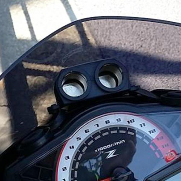 ■商品名： DC STATION2 ダブルシガータイプ 12V シガーソケット NS-001■特徴：●ナビゲーション・レーダー探知機等の充電に●音楽プレーヤー・携帯電話等の電装品が使える●両面テープ設置のため、取付場所に困らない●パイプへの...