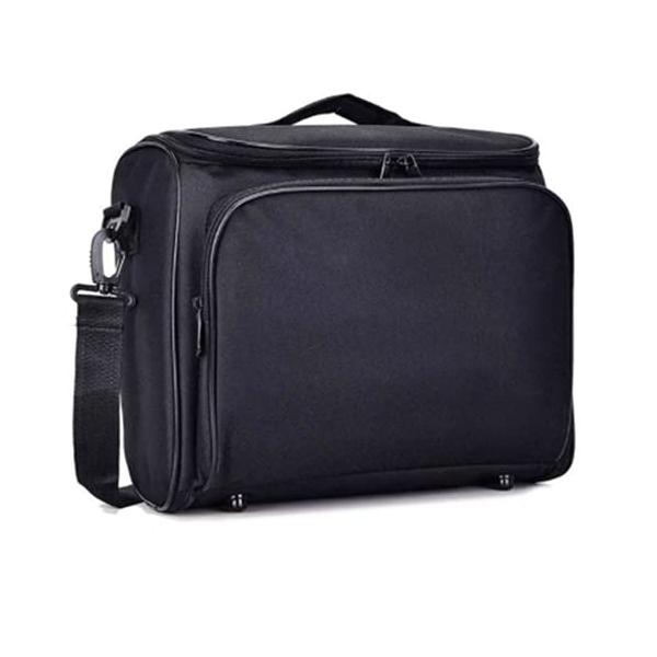 モダンBlack/Medium/-・【らくらく全部収納で付属品もパソコンも収納OK】プロジェクターの持ち運びや保管に役立つ大容量タイプです。標準的な付属品である電源ケーブルやHDMIケーブル、説明書を全て収納することができます。またそれだけ...