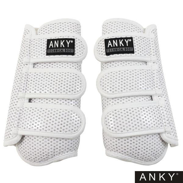 ANKYのエレガントな高機能ホースブーツです。ANKY独自のCLIMATROLEテクノロジーが、高い耐衝撃性・防御性とともに快適な通気性を実現。内側に施されたドット状のクーリングアイロンにより熱がこもるのを防ぎます。外面シェル部分はPUコー...