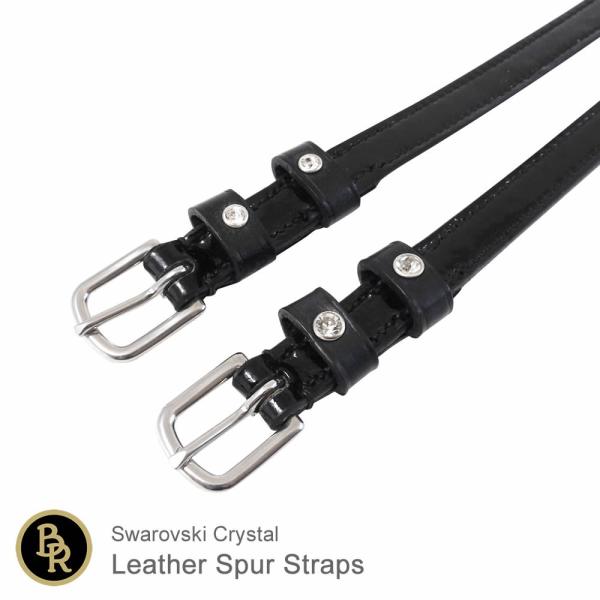 スワロフスキーのクリスタル・ラインストーンが施された拍車ベルトです。表面に光沢感のあるエナメルがコーティングされた柔らかな革で作られています（左右セット）。1.5cm間隔で8つの通し穴が開いています。カラー：ブラック（黒）大きさ：長さ45c...