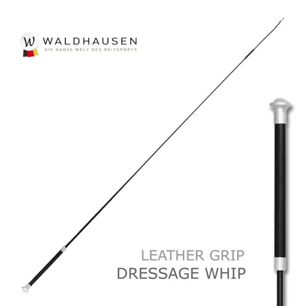 グリップに本革が施されたWaldhausenの長鞭です。アルミニウムのグリップエンドとスムースレザーのコンビネーションが気品を漂わせます。・カラー：ブラウン×ベージュ・重さ：約70〜80グラム程度・長さ：110cm／120cm＜サイズについ...