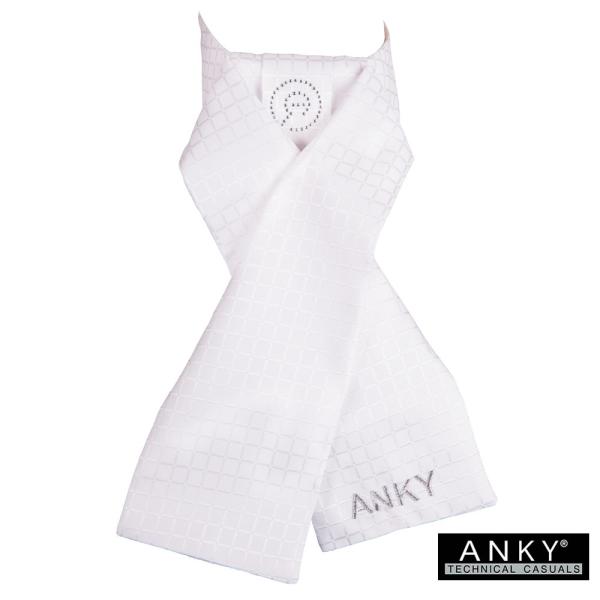 乗馬競技会用のアスコットタイです。ANKYのラインストーンのロゴが輝く、大変洗練された外観のアスコットタイです。カラー：ホワイト（白）素材：ポリエステル100%首回り：【S】33cm、【M】37cm※首回りはマジックテープで±3cm程度調整可能