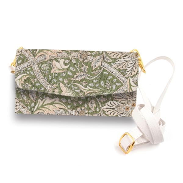 ウィリアムモリスの壁紙デザインをスマホケースに背面にスマホの機種に応じたカメラ穴が空いております。※備考欄に希望機種をご記載いただき、ご注文ください。※受注制作品の商品でございますので、ご入金確認日から発送まで10日前後お時間を頂戴いたしま...