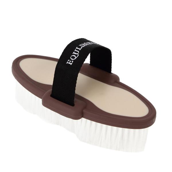 非常にソフトな極細ナイロン毛の馬体ブラシ。エレガントなデザインが目を引きます。■ブランドEQULIBERTA（エクリベルタ）■素材本体：ポリプロピレン　ブラシ部：ナイロン分類タグ:  【各種馬具】  【手入れ道具】  【EQULIBERTA...