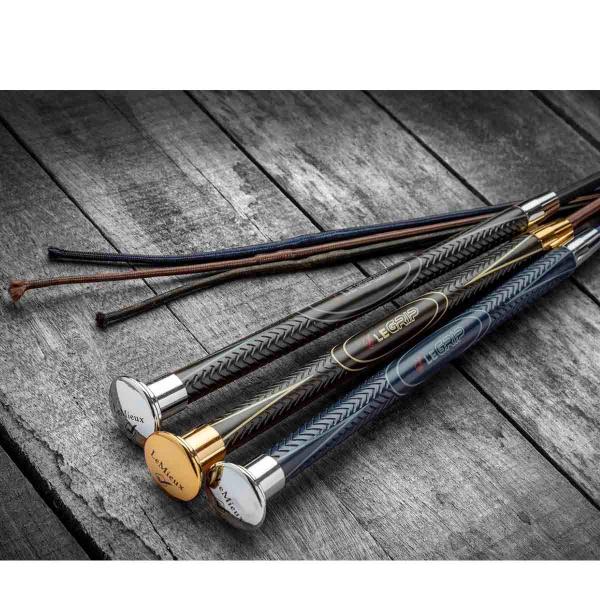 美しく仕上げられたボトムキャップを備えた長鞭。すべりにくい持ち手や超軽量のポリカーボネートのシャフトを選び、すぐれたバランスとハンドリングのよさを実現しました。■ブランドLeMieux（レミュー）分類タグ:  【鞭（ムチ）】  【長鞭】  ...