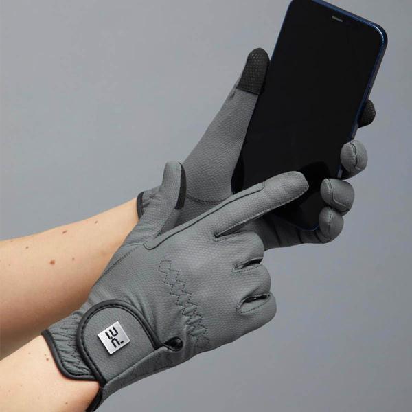 高級感がある型押しのパテントレザーを素材に選び、都会的でモダンな表情に仕上げたグローブ。すぐれたフィット感とすべりにくさが好印象。スマホ対応なのもうれしいポイントです。■ブランドPremier Equine（プレミアエクイン）■対象レディー...