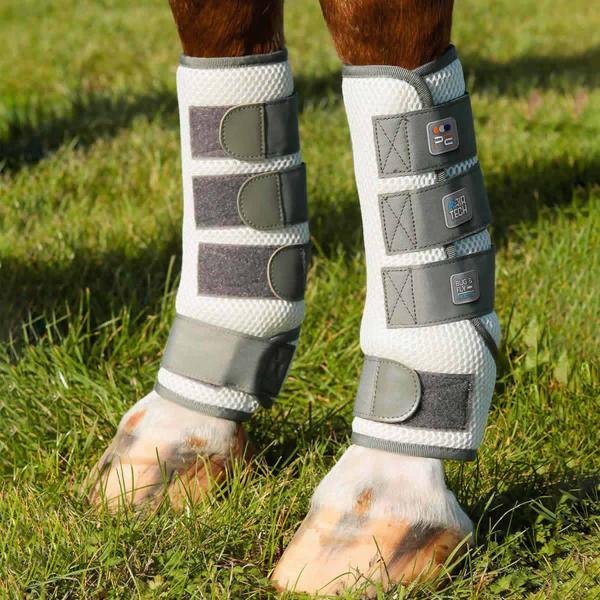 馬が嫌う虫を寄せ付けないハイテク素材のフライブーツ。超軽量で通気性もバツグン、熱がこもりにくい設計。フィット感もよく、太めのベルクロでしっかりと固定できます。■ブランドPremier Equine（プレミアエクイン）■シーズン春／夏分類タグ...